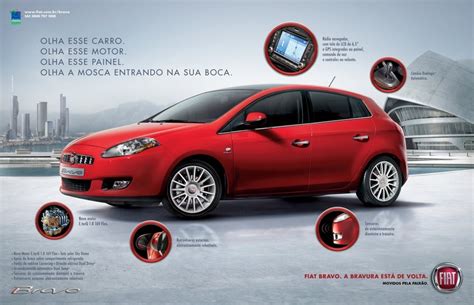 Fiat 500 Vermelho Estacionado Em Frente A Um Anúncio
