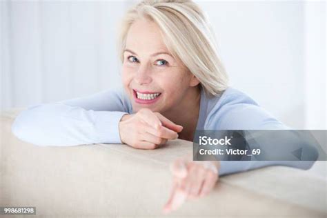 활성 아름 다운 중 년 여자 친절 한 미소와 카메라를 찾고 여자의 얼굴 클로 우즈 업 자신의 결점을 보정 없이 현실적인 이미지 선택적 초점입니다 40 49세에 대한 스톡