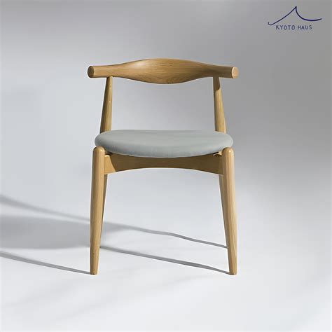 เก้าอี้ไม้ สไตล์มินิมอลพร้อมเบาะ