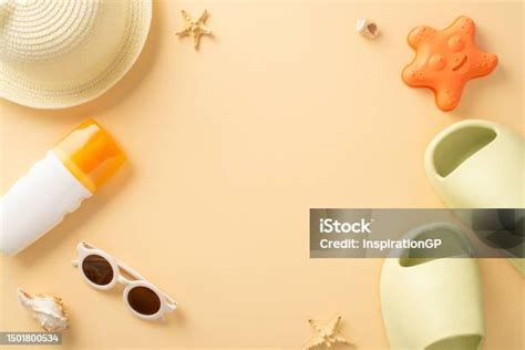 어린이를 위한 Spf 제품 해변 놀이 필수품의 탑 뷰 자외선 차단제 모래 곰팡이 선글라스 모자 고무 슬리퍼 조개껍데기 불가사리 텍스트 또는 광고를 위한 공간이 있는 부드러운