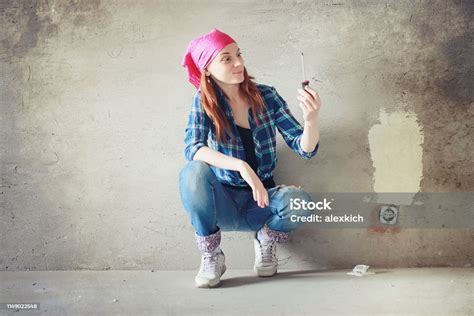 소녀는 아파트에서 수리를 하 고 있습니다 홈 새 아파트로 이동 합니다 작업자는 수리를 하 고 반죽을 만들고 벽을 훈련 시킵니다 개선에 대한 스톡 사진 및 기타 이미지