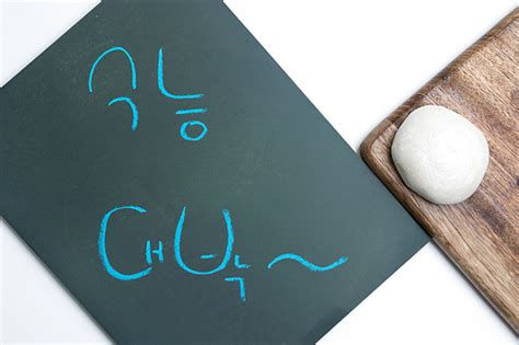 칠판에 파란색 분필로 적힌 수능 응원 메세지와 나무도마위의 찹쌀떡 유토이미지 상세페이지 베이직샵 20458926