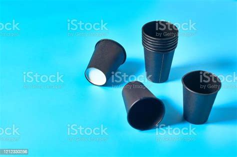 많은 사람들이 파란색 배경에 뜨거운 음료를 위해 흩어져있는 빈 검은 색 골판지 안경 공간을 복사합니다 환경 보호 커피 브레이크 생태 쓰레기 재활용의 개념 0명에 대한 스톡