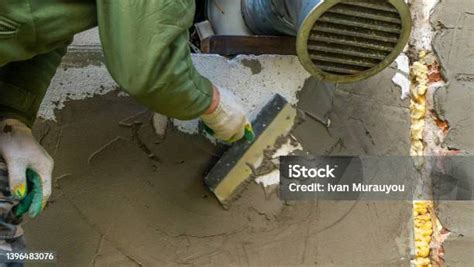 개조 주택을위한 벽에 시멘트를 석고 석고는 벽에 석고를 부드럽게합니다 퍼티 벽돌 벽 배경 0명에 대한 스톡 사진 및 기타 이미지 Istock