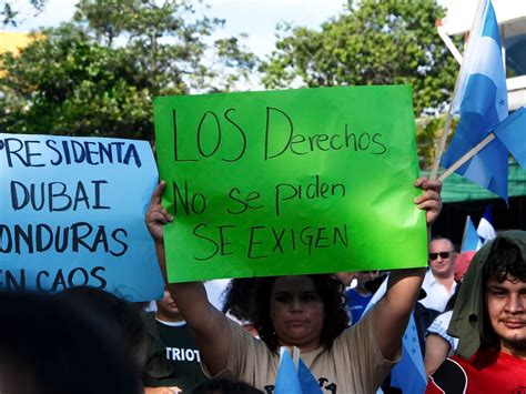 Miles de hondureños aglutinados en un bloque opositor marchan en contra del Gobierno Infobae