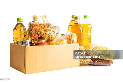 클리핑 경로 보관 및 배달이 있는 흰색 배경에 격리된 기부용 식품 골판지 상자에 다양한 음식 파스타 식용유 및 통조림 식품