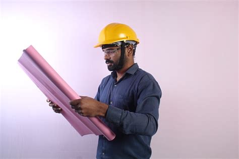 흰색 배경에 고립 된 청사진을 들고 아시아 엔지니어 또는 건축가의 초상화 25 29세에 대한 스톡 사진 및 기타 이미지 25 29세 건설 산업 건축가 Istock