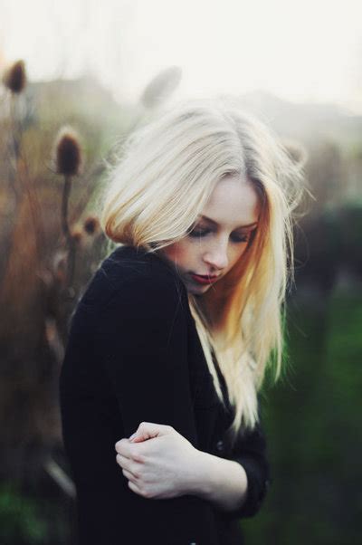 Фото Девушка с опущенной головой By Uglybug