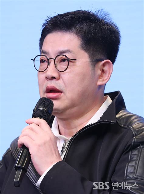 [e포토] 변호인과 기자회견 참석한 스파이어엔터 황성우 대표