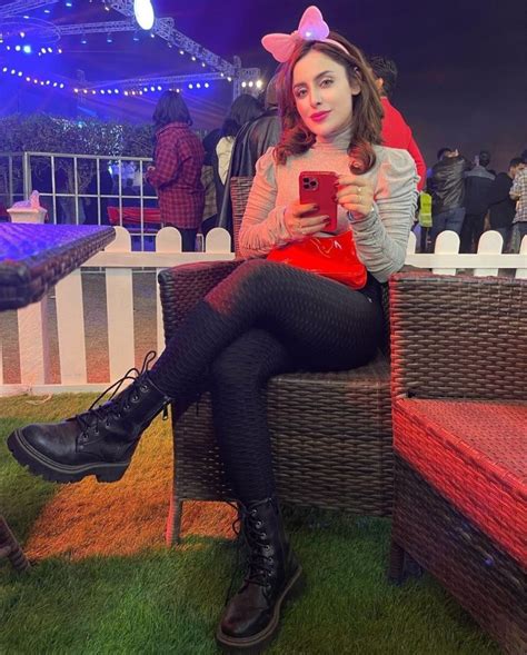 Siyani Fame Actor Nida Khan Gorgeous Pictures Reviewitpk