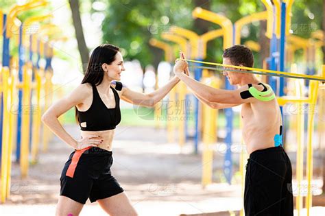 男男女女在户外进行运动训练