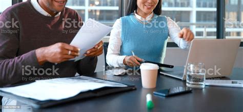 컴퓨터에서 회의 계획 및 비즈니스 사람들 팀워크를 위한 서류 작업 협업 및 프로젝트 이야기 문서 노트북 여성 손이 파트너 토론 또는 스타트업 사무실에서 일하기 25 29세에