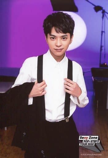 駿河屋 Sexy Zone 佐藤勝利 膝上・衣装白 黒・両手胸・背景紫 「sexy Zone Pop×step Tour 2020