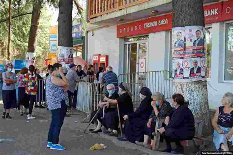 ფოტოები წინასაარჩევნო ზესტაფონიდან აქაც პლაკატები იქაც პლაკატები ყველგან პლაკატები