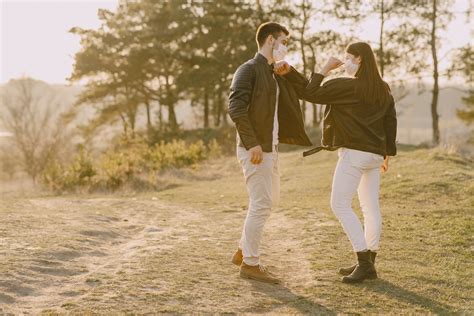 Бесплатные стоковые фото на тему белые штаны близость вид сбоку влюбленные дружба женщина