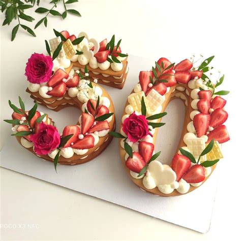 Торт цифра 50 с цветами и листьями