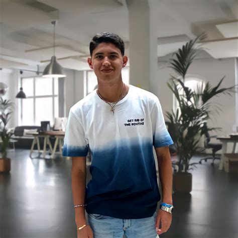 무료 이미지 귀엽다 소년 아름다운 멕시코 인 청바지 관엽 식물 소매 미소 허리 화분 안경 트렁크 티셔츠 가슴 강청색 복부 행사 의자 여가