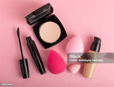 뷰티 블렌더 파운데이션 컨실러 블러셔 파우더 및 메이크업 브러쉬가 분홍색 배경에 있습니다 메이크업 아티스트 개념 복사 공간 얼굴
