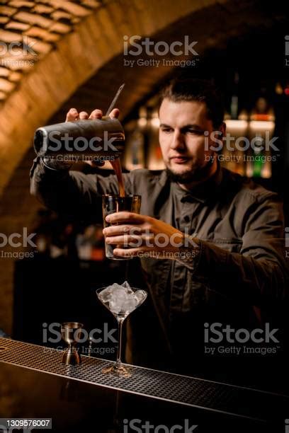바텐더는 한 셰이커 컵에서 다른 셰이커 컵에 칵테일을 조심스럽게 붓습니다 각얼음에 대한 스톡 사진 및 기타 이미지 각얼음 검은색 근거리 초점 Istock