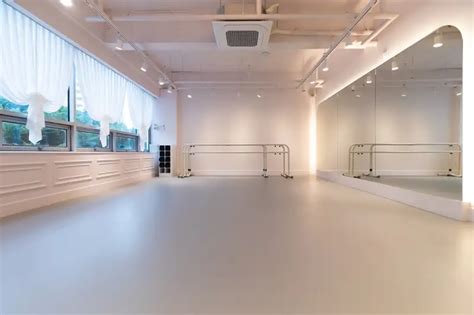 웨인스코팅 디테일을 더해 앤틱한 분위기 모던 55평 발레 학원 인테리어