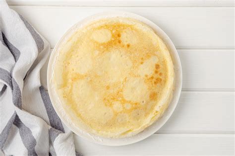 흰색 나무 배경에 꿀과 사워 크림접시에 전통적인 얇은 팬케이크 또는 크레페를 쌓아 두십시오 마레그나에 대한 음식 공간을 복사합니다 0명에 대한 스톡 사진 및 기타 이미지