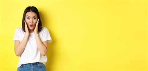 Menina Asiática De Conceito De Beleza E Moda Dizendo Uau Com Espanto