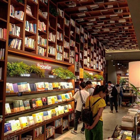 책보러 왔다가 책속에 빠질듯한 인테리어 공간 연출에 홀릭 교보문고 서점인테리어 책공간 책방 인테리어