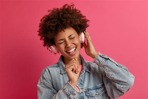 Крупным планом молодая привлекательная и харизматичная женщина изолирована Бесплатно Фото