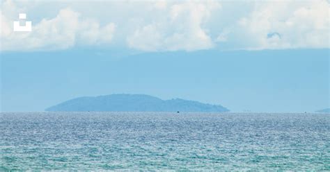 바다의 파도 위에서 서핑 보드를 타는 남자 사진 Unsplash의 무료 파랑 이미지