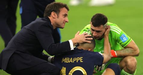 Фото дня Макрон утішає Мбаппе після поразки у фіналі ЧС 2022 Jetsetter