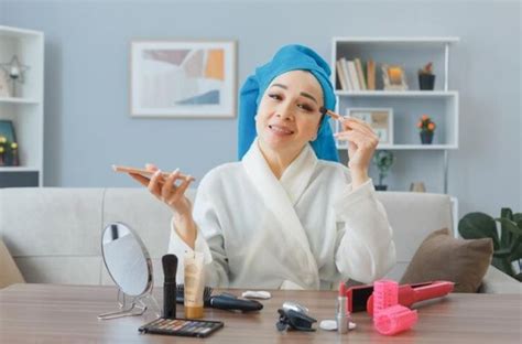 5 Cara Makeup Ke Kantor Agar Wajah Bisa Tampil Lebih Fresh Sepanjang Hari