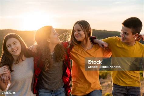 자연 속에서 행복한 청소년 그룹 아이에 대한 스톡 사진 및 기타 이미지 아이 십대 행복 Istock