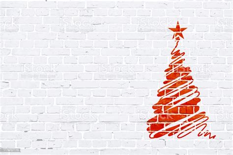 흰색 벽돌 벽 크리스마스 배경 위에 무료 손으로 그리기에 의해 낙서 창조적 인 붉은 색 크리스마스 트리의 벡터 그림 크리스마스에 대한 스톡 벡터 아트 및 기타 이미지