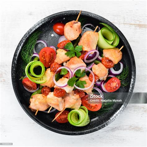 야채와 치킨 케밥 검은 접시에 있는 케밥 평면도 무료 복사 공간 고기에 대한 스톡 사진 및 기타 이미지 고기 구이 굽기 Istock