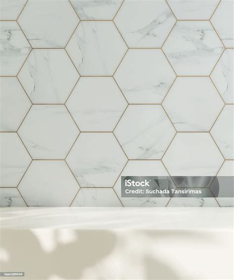 햇빛이 비치는 최소한의 빈 흰색 대리석 돌 카운터 테이블 상판 파스텔 블루 육각형 타일 벽에 나뭇잎 그림자 파란색에 대한 스톡