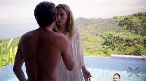 섹시한 남자와 섹스하는 육즙이 많은 보지를 가진 젊은 갈색 머리 Cnn Amador