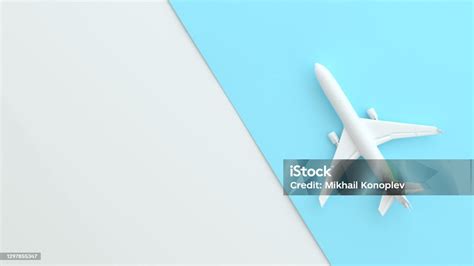 파란색 활주로의 흰색 비행기 맨 위 보기 및 흰색 배경입니다 최소한의 아이디어 개념 항공기 여행 개념 파스텔 색상의 기하학적