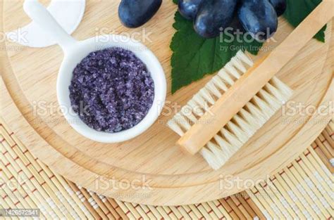 수제 포도와 설탕 바디 스크럽 천연 미용 트리트먼트 및 스파 레시피가있는 작은 흰색 그릇 맨 위 보기입니다 사리염에 대한 스톡 사진 및 기타 이미지 Istock