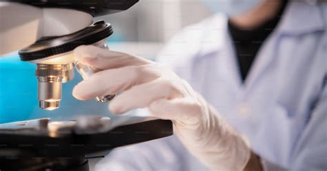 실험실에서 과학 현미경 렌즈를 통해 보는 과학자 의학 용어로 연구를 수행하는 과학자 생명 공학 생물학 또는 화학 의료 미생물학 실험실에서 작업을 분석하는 의사 사진