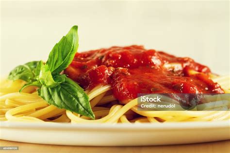 맛 있는 다채로운 맛 있어 삶은 스파게티와 신선한 바질과 토마토 소스 볼로냐 이탈리아 파스타 근접 촬영입니다 0명에 대한 스톡 사진 및 기타 이미지 Istock