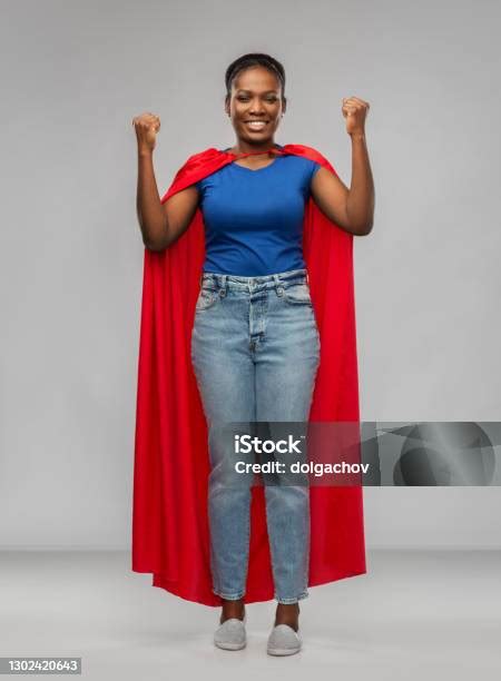 빨간 슈퍼 히어로 케이프에서 행복한 아프리카 계 미국인 여자 망토에 대한 스톡 사진 및 기타 이미지 망토 흑인 민족 영웅