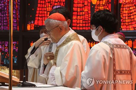 성호경 외는 유흥식 추기경 연합뉴스
