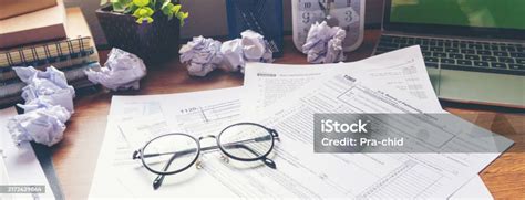 달력 2020 및 개인 소득세 양식 미국 법률에 따라 소득이 있는 사람을 위해 세금을 내야 하는 계절 납세 기한입니다 계획 예산