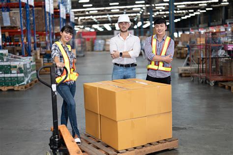 대형 창고 창고에서 일하는 관리자와 직원은 상자 옆의 손 팔레트 트럭 스택 근처에서 행복한 미소 짓는 초상화 사진을 서 있습니다 3 명에 대한 스톡 사진 및 기타 이미지
