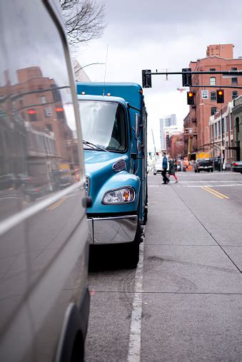 바쁜 도시 거리에 상자 트레일러와 새로운 파란색 세미 트럭의 일부 거리에 대한 스톡 사진 및 기타 이미지 거리 건물 외관 공연 Istock