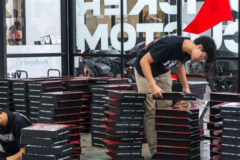 รับติดสติ๊กเกอร์ฉลากสินค้า Hugprint