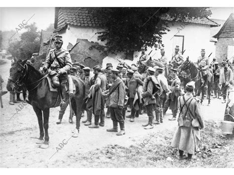 Conducción De Un Grupo De Alemanes Prisioneros En Un Encuentro Reciente Combate Archivo Abc