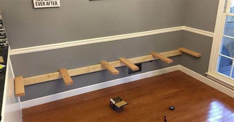 მამას მობეზრდა სასადილო მაგიდა და იგი ნაგავსაყრელზე წაიღო სახლში დაბრუნებულ დედას ეს სურათი