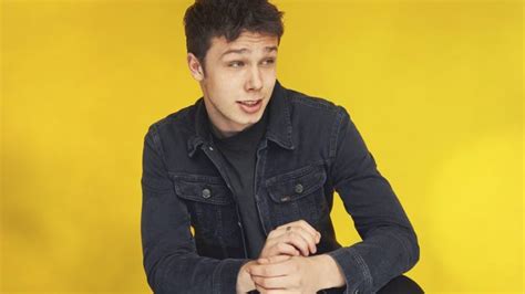 Thomas Helmig Udgiver Sine Sange Om Hugo Tv2 Østjylland