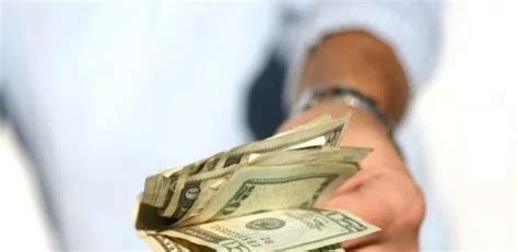 ألوان الوطن تفسير حلم الميت يعطي فلوس دلالات على الرزق وتفريج الهموم